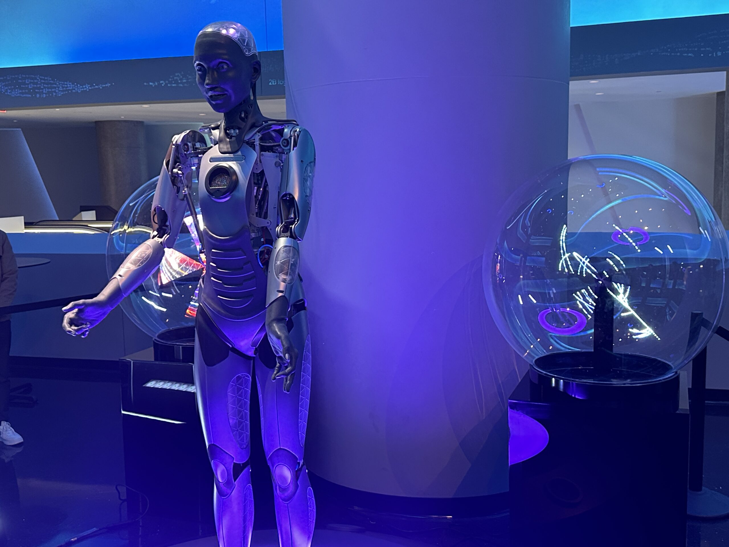 Review: The Sphere Experience & "Postcard From Earth"