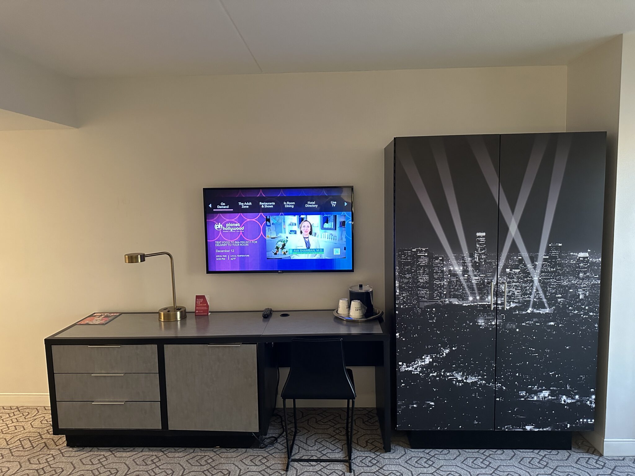 Ultra Hip Room Review - Planet Hollywood - So. Much. Value.