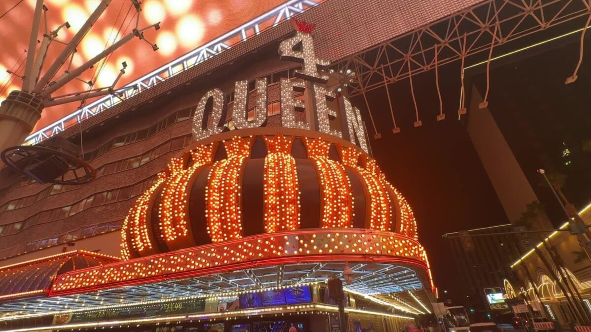 4 Queens Las Vegas - Royal Suite Review - Cheap, but Rough